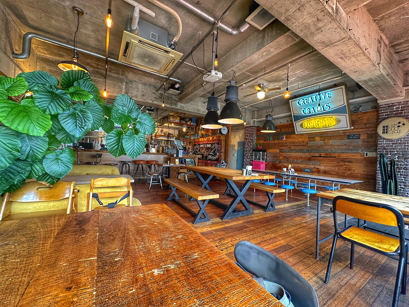 北谷町『Sandbox Burgers』で分厚いパティが魅力のラムバーガー＆ラード揚げポテト | 沖縄ランチブログZ