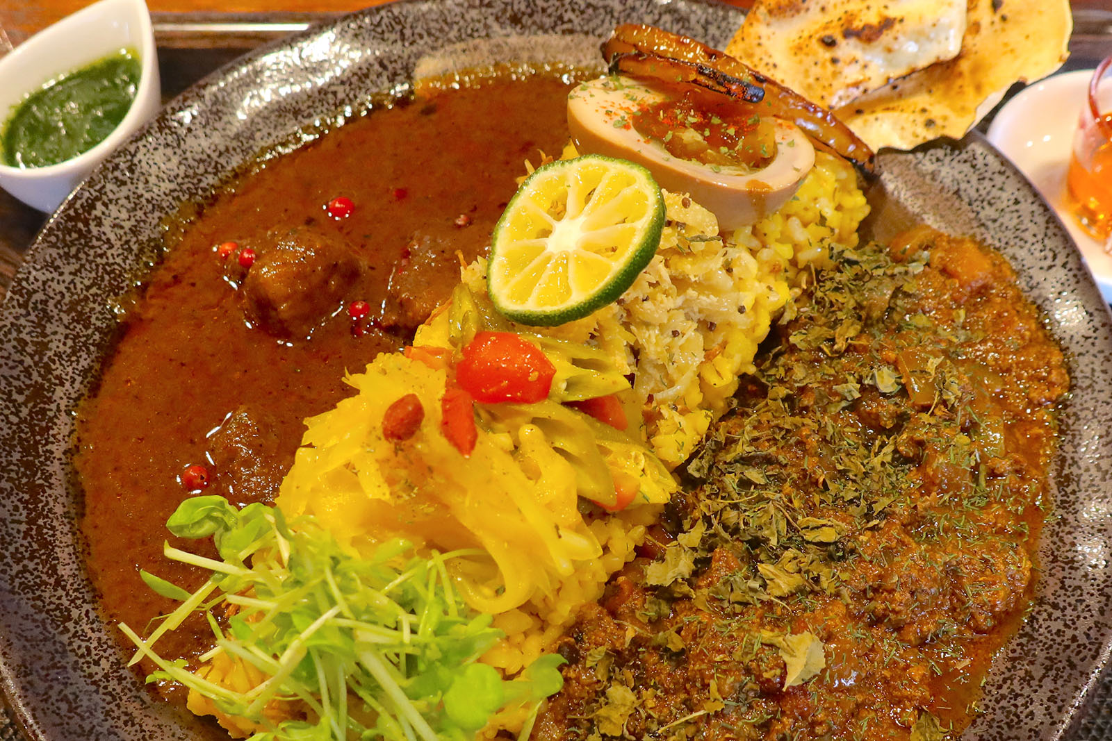 那覇・西町「Kenken Spice」で具材も情報量も盛りだくさんなスパイスカレー | 沖縄ランチブログZ