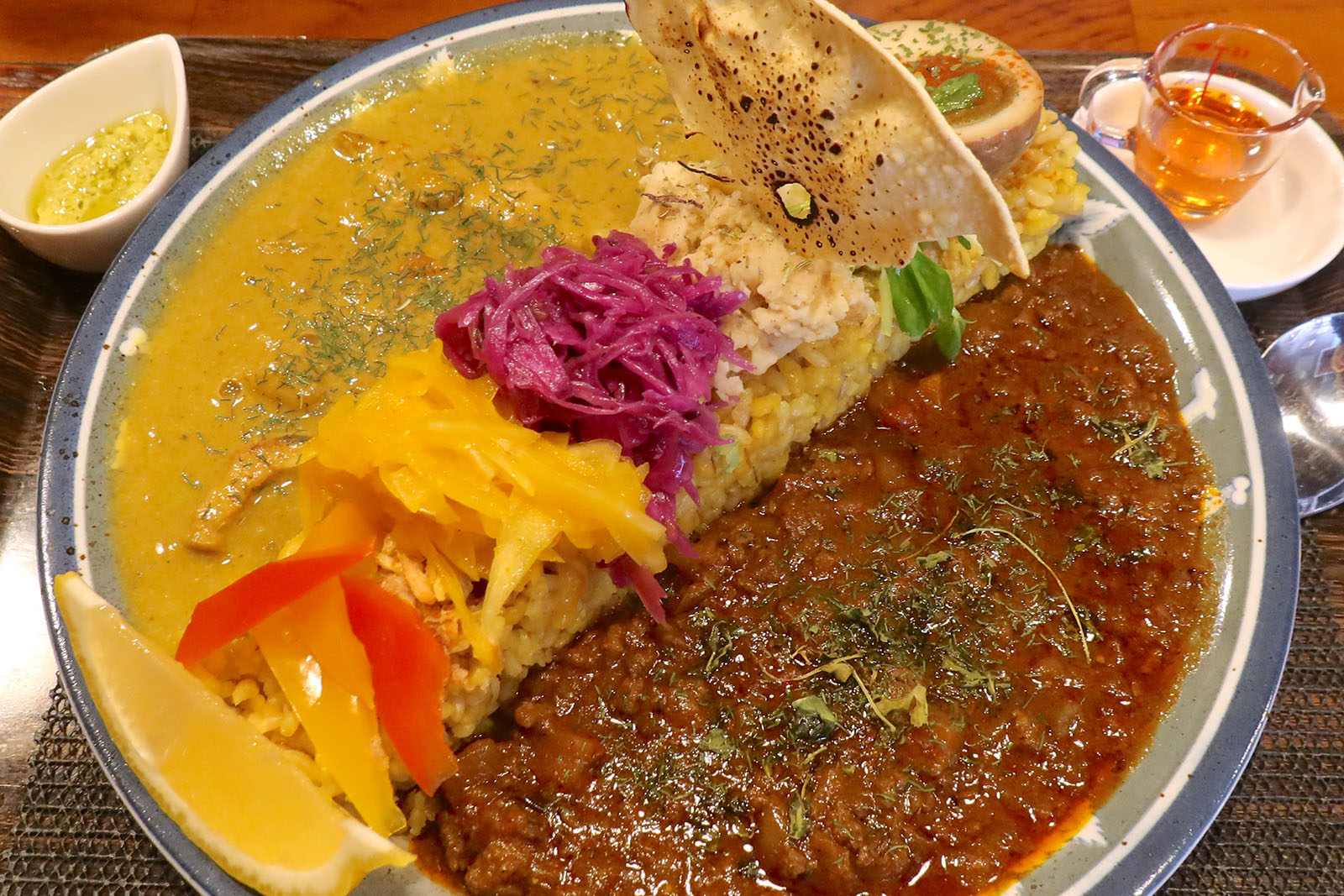 那覇・西町「Kenken Spice」で白味噌ポークと野菜のココナッツカレー＆キーマカレーの相盛プレート | 沖縄ランチブログZ